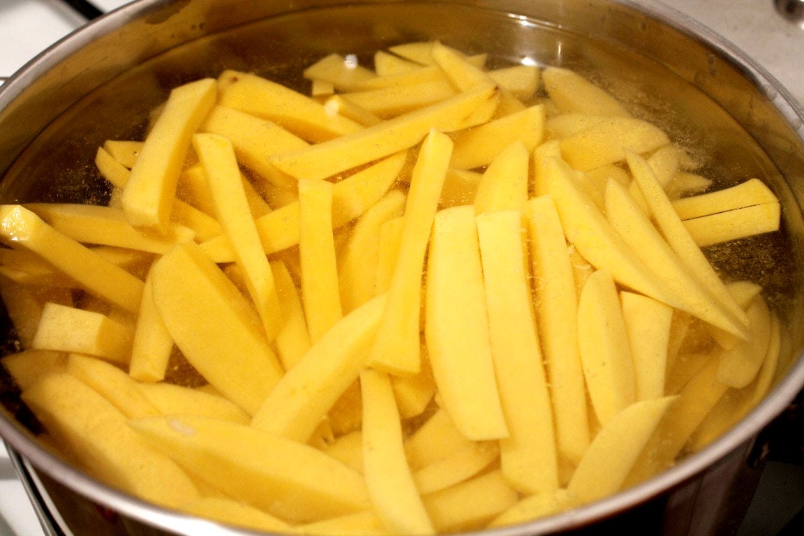 Cartofi prăjiţi pai - Rețete de la Bunica