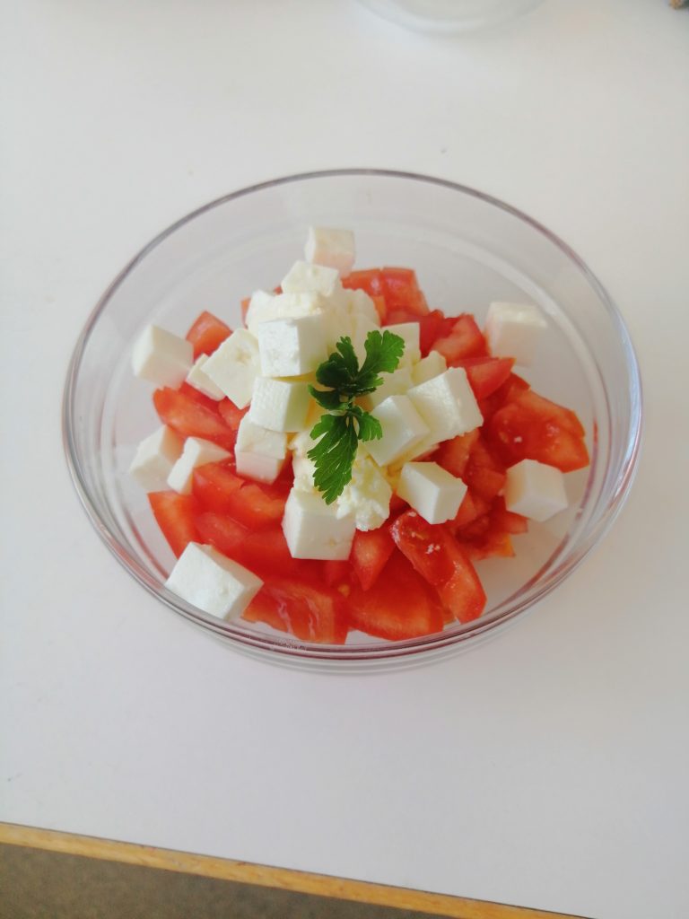 Salată de roșii cu telemea - Rețete de la Bunica